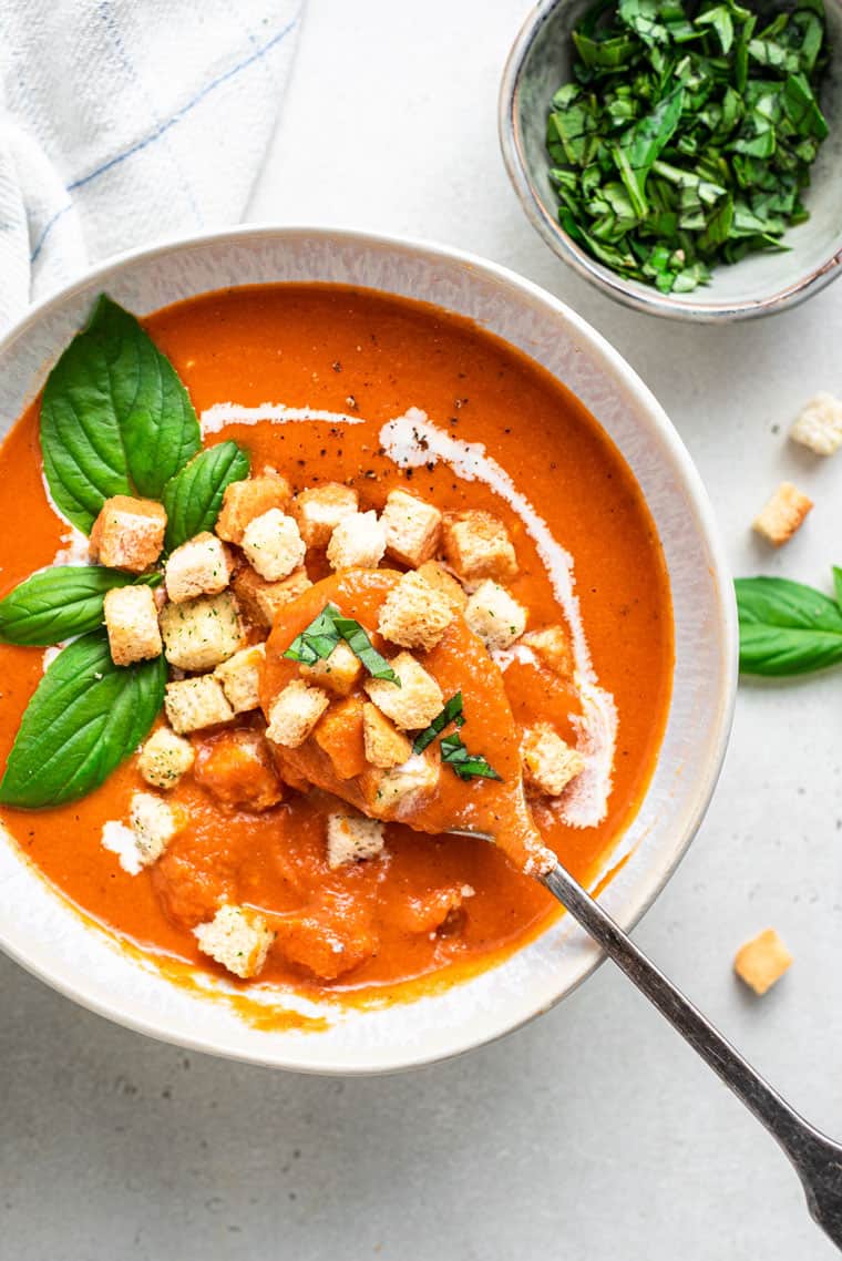 Creamy Vegan Tomato Soup {Quick & Easy!} - Simply Quinoa